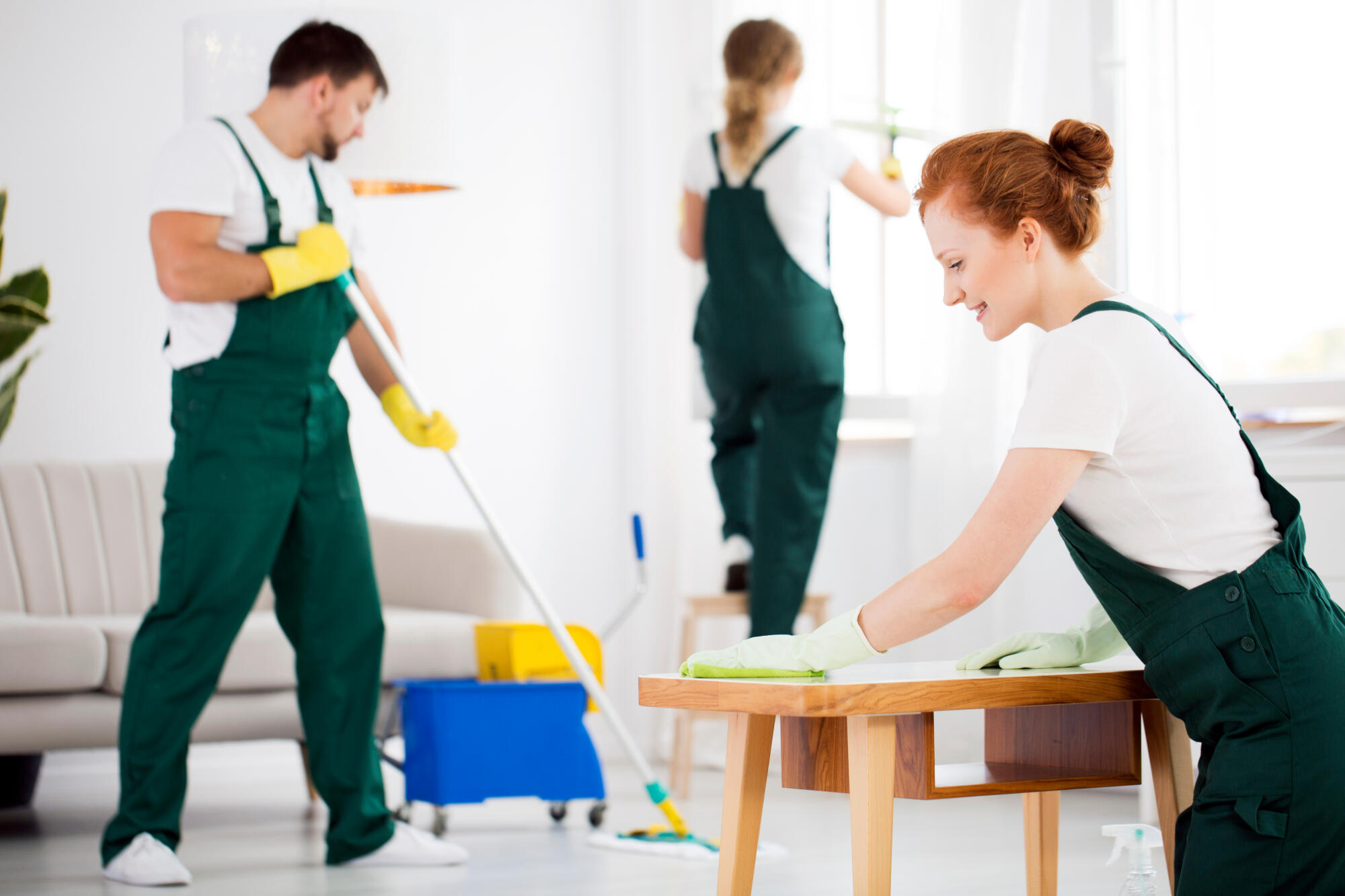 How a Professional Cleaning Crew Can Save You Time and Stress